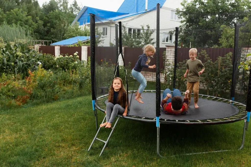 A quel âge peut-on faire du trampoline dans le jardin
