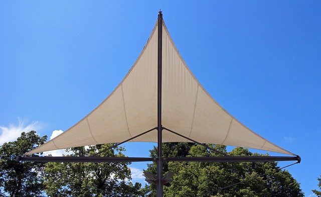 Comment installer une voile d’ombrage sur une terrasse